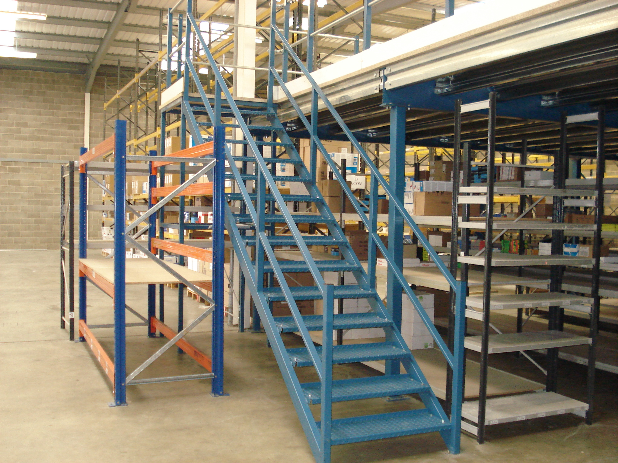 Used Stairways for Your Warehouse - Equipement Industriel RC